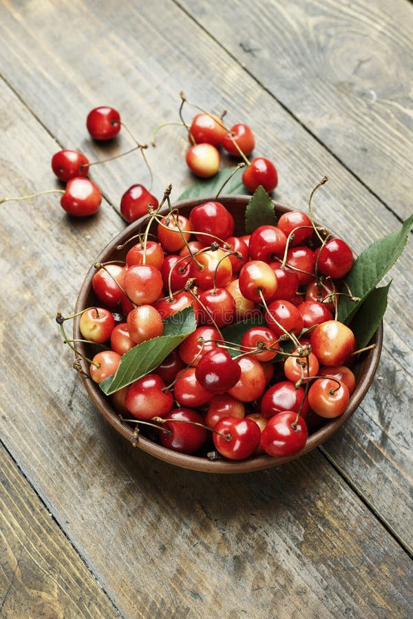 Cereja Doce Madura Em Uma Placa Imagem de Stock - Imagem de macro ...