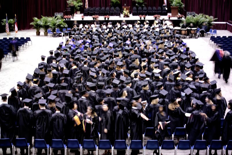 Ceremonia De Graduación Una Joven Graduada Abrazándose Con Su Madre ...