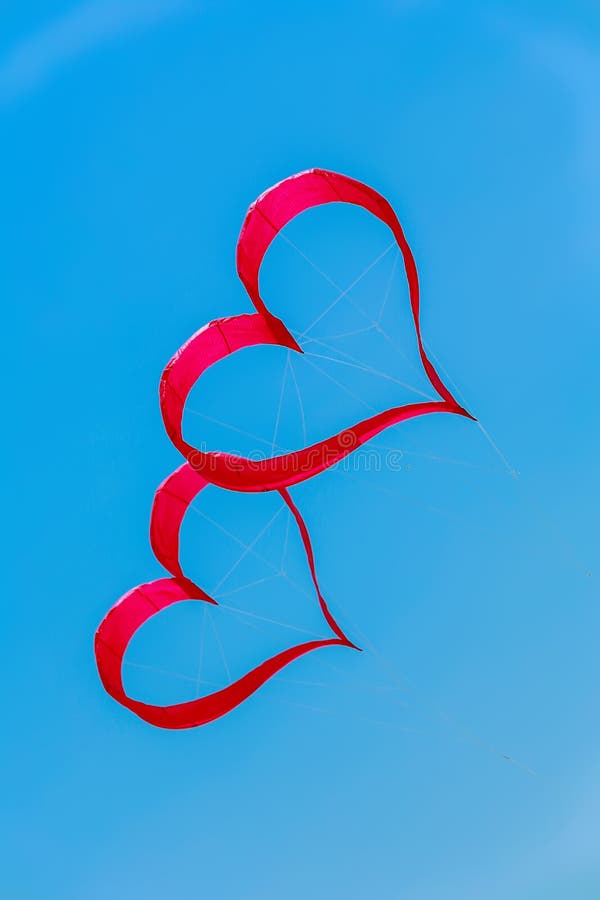Cerf-volant En Forme De Coeur Rouge Photo stock - Image du événement ...