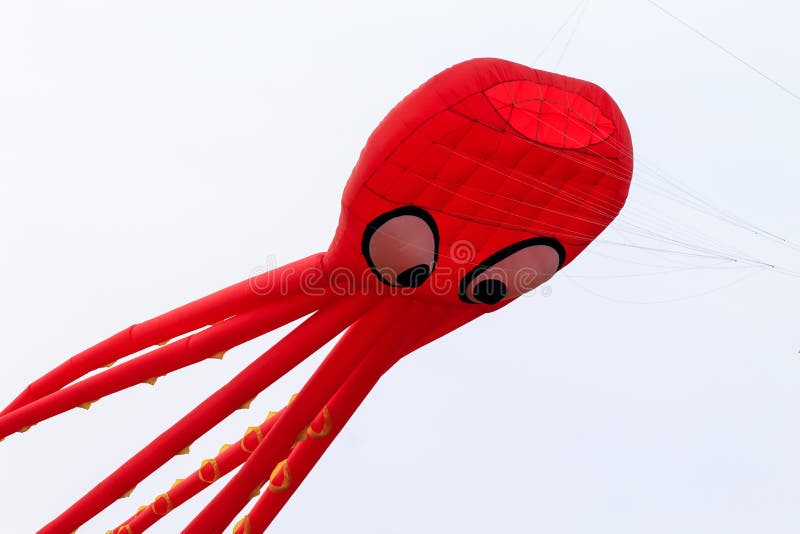 Cerf-volant rouge qui vole photo stock. Image du blésez - 91464782