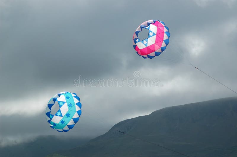 Deux cerfs-volants ronds photo stock. Image du ours, drapeau - 32192028