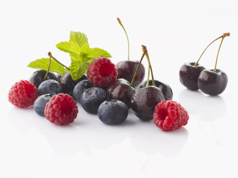 Baies De Cerise En Tant Que Symbole De Yang De Yin Photo stock - Image ...