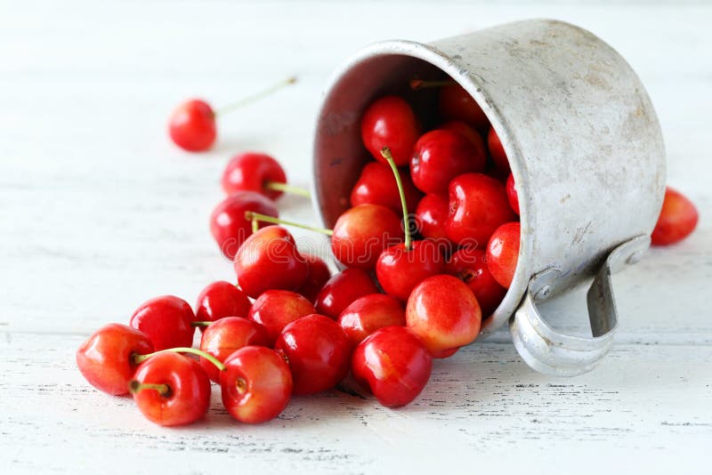 Cerise mûre photo stock. Image du rouge, objet, fond - 56699126