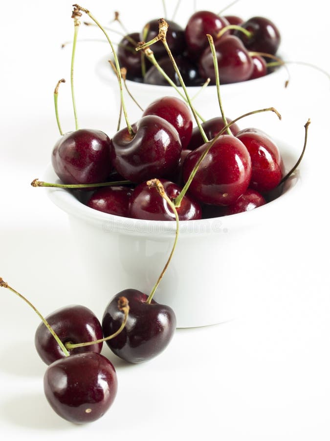 Cerises Une De La Plaque Blanche Photo stock - Image du centrale ...
