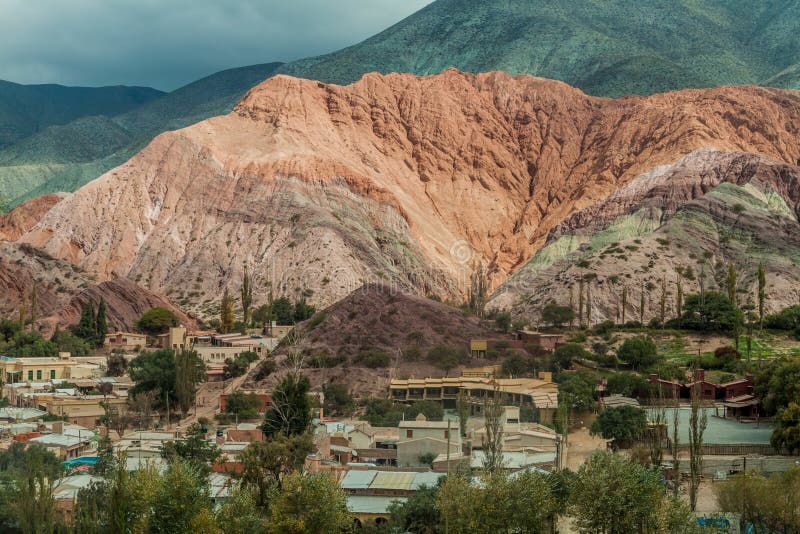 Colina De Cerro Del Los Siete Colores De Siete Colores Foto de archivo ...