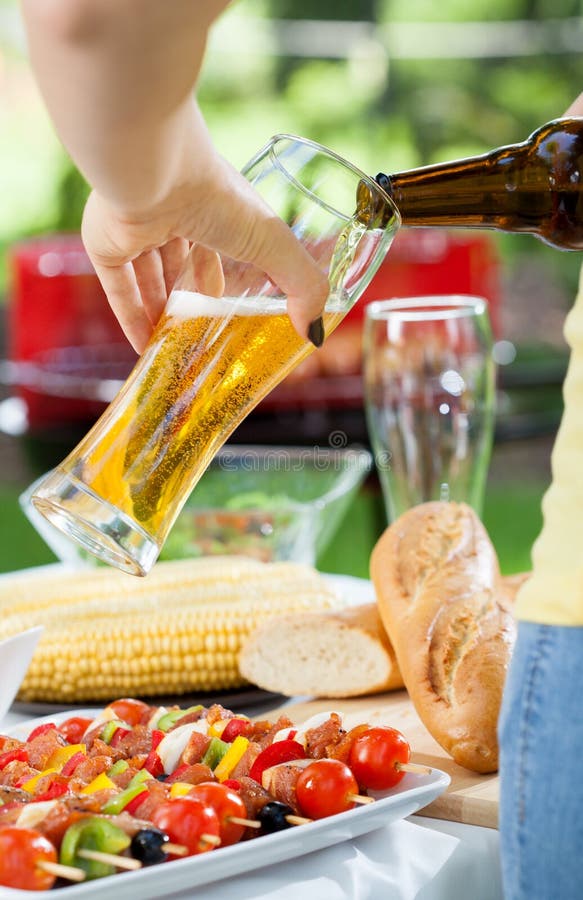 Cerveja De Derramamento Da Mulher Na Grade Imagem de Stock - Imagem de ...