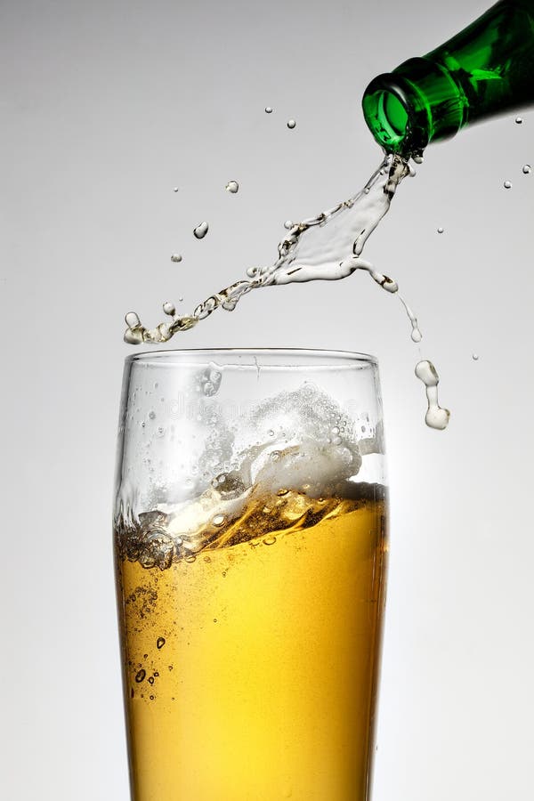 A Cerveja Está Derramando Da Garrafa No Vidro Imagem de Stock - Imagem ...