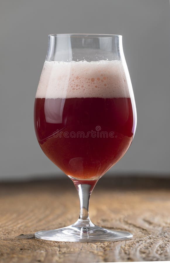 Cerveza con cerezas imagen de archivo. Imagen de bebida - 231399187