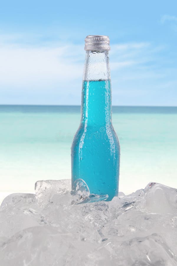 Cerveza Con Color Azul En La Playa Foto de archivo - Imagen de arena ...
