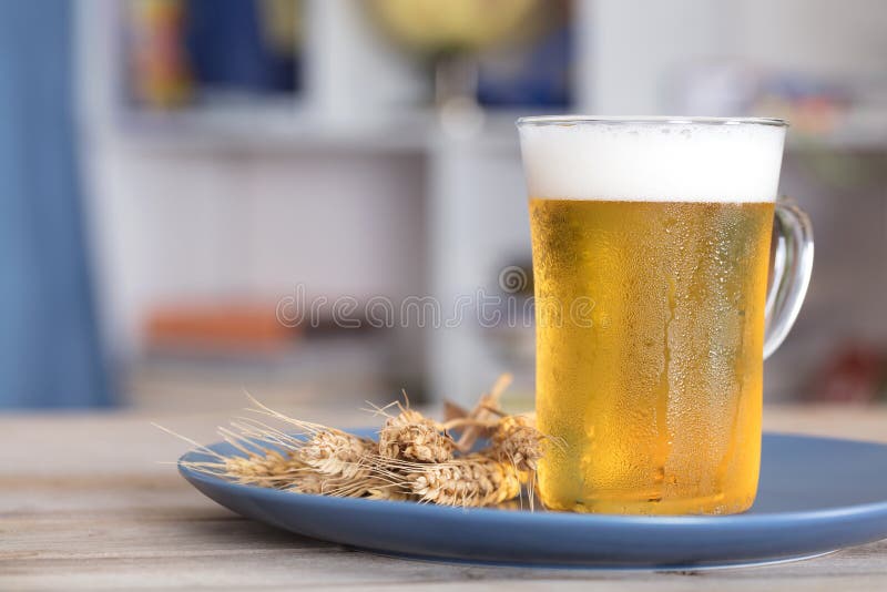 Cerveza De Malta En El Plato Foto de archivo - Imagen de materiales ...