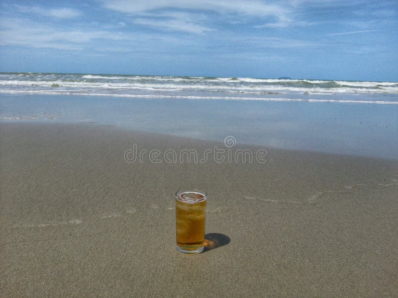 Goce De La Cerveza Con Paisaje Del Mar Foto de archivo - Imagen de ...