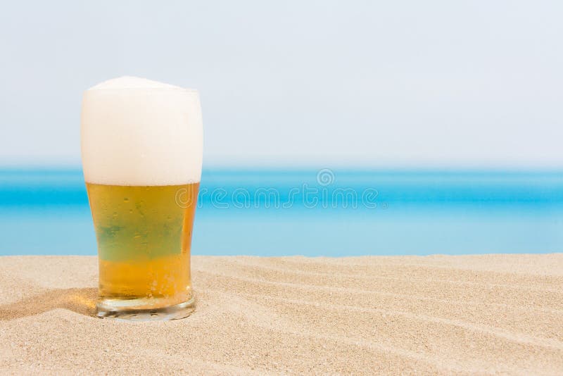 Cerveza en la playa imagen de archivo. Imagen de alcohol - 138181679