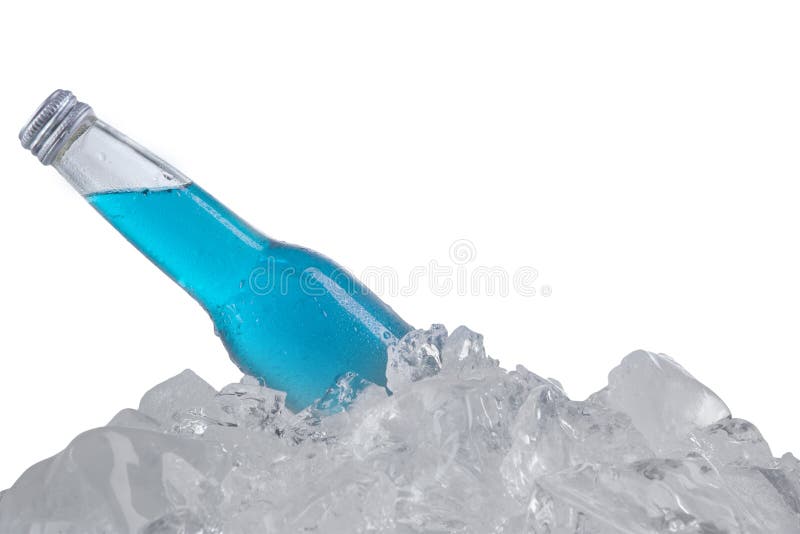Cerveza De La Botella En El Hielo Azul Fresco Imagen de archivo ...