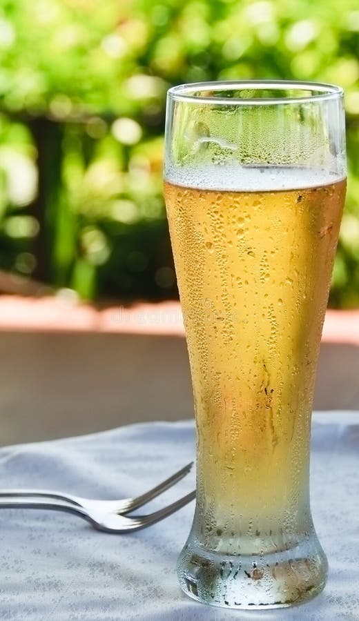 Cerveza helada. imagen de archivo. Imagen de dorado, restaurante - 16722159