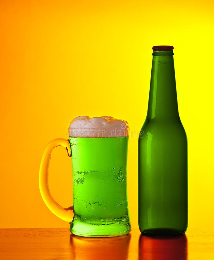 Jarra Con Cerveza Verde Para El Día De San Patricio Imagen de archivo ...