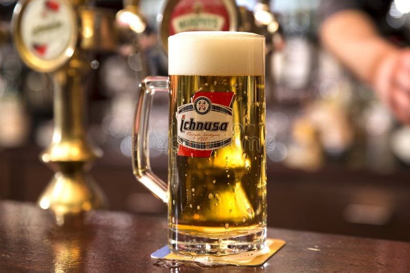 Cerveza italiana rubia imagen editorial. Imagen de lager - 122945405