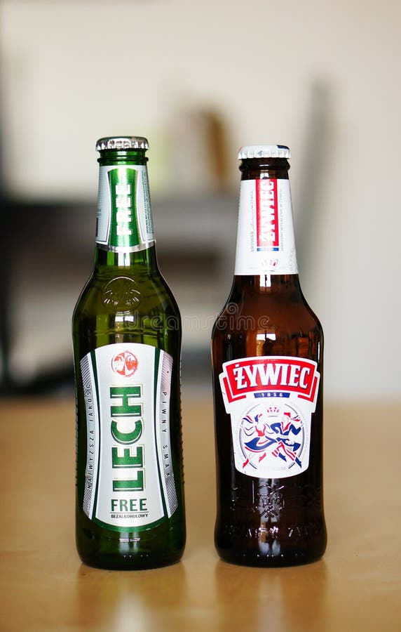 Conjunto De Botellas De Cerveza Polaca En Fila Varias Marcas Muchas ...