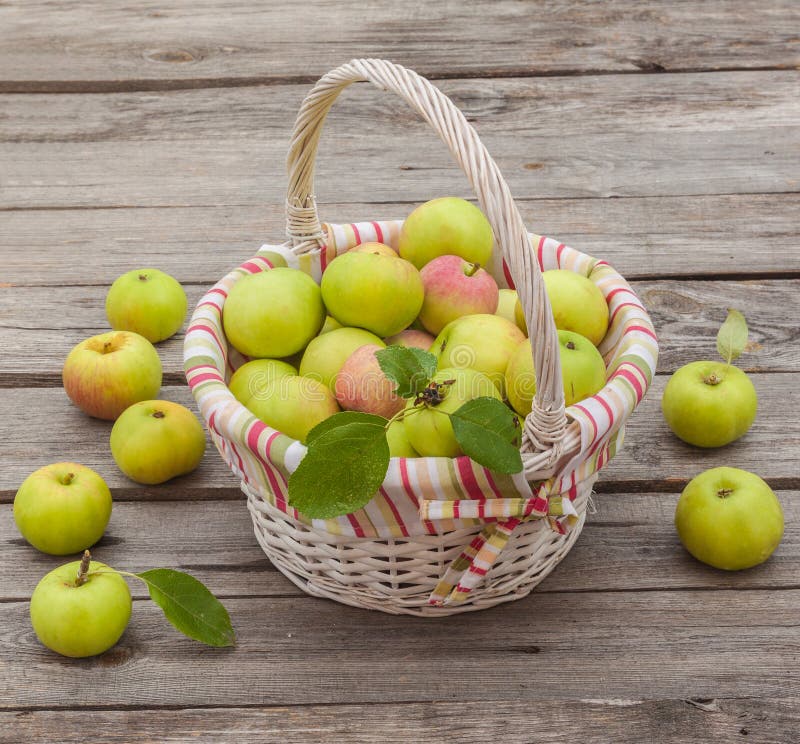 Cesta De Manzanas Y De Phloxes Del Ramo Imagen de archivo - Imagen de ...