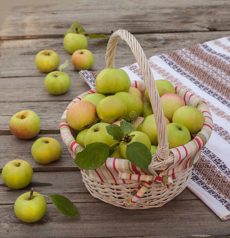 Cesta De Manzanas Y De Phloxes Del Ramo Imagen de archivo - Imagen de ...
