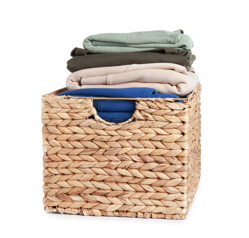 Cesta De Lavado De Mimbre Con Ropa Limpia Aislada En Blanco Foto de ...