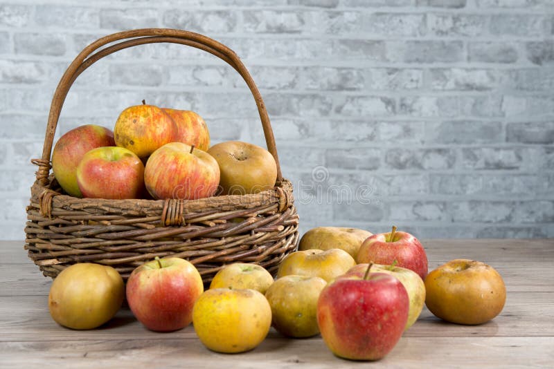 Cesta De Manzanas En La Tabla De Madera Imagen de archivo - Imagen de ...
