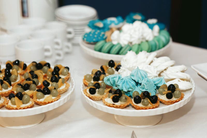 Cestas Do Uva-queijo E Doces Azuis Na Mesa De Centro Imagem de Stock ...
