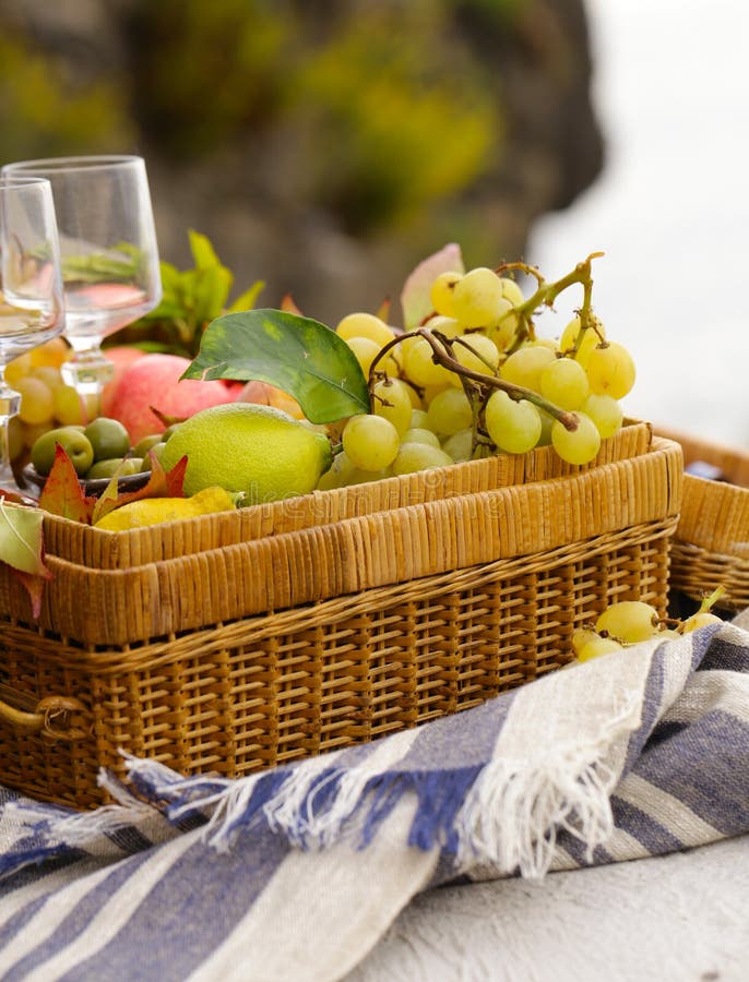 Cesto De Piquenique Com Fruta Foto de Stock - Imagem de vidro, verde ...