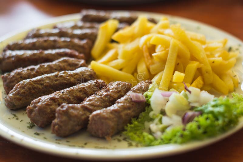Cevapi, Comida Tradicional Serbia Imagen de archivo - Imagen de queso ...
