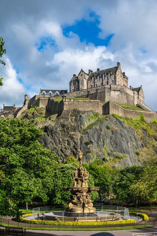 Château D'Edimbourg, Ecosse, à La Tombée De La Nuit Image stock - Image ...