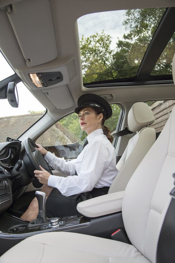 Chófer De La Mujer Con Las Piernas Atractivas Imagen de archivo ...