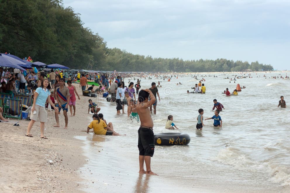 Thai People at the Beach of Cha-am Editorial Photo - Image of landscape ...