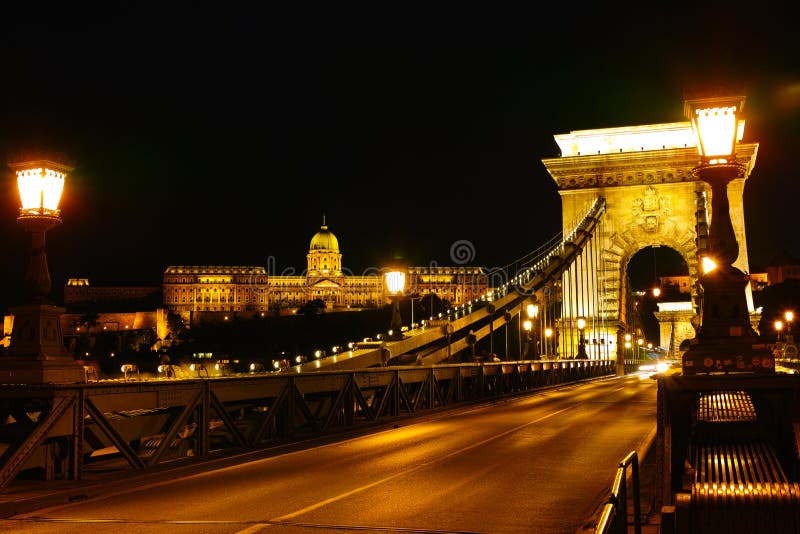 Chain bro och Buda Castle redaktionell foto. Bild av majestätiskt ...