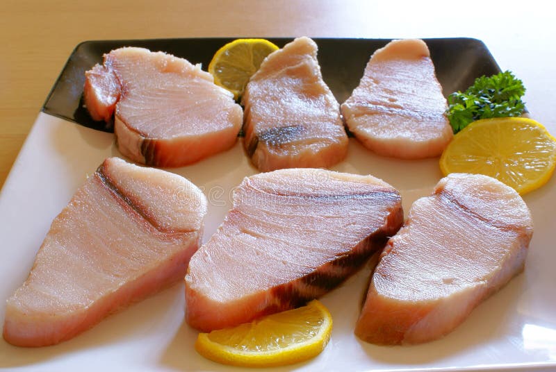 Chair de requin crue image stock. Image du poissons, filet - 5598335