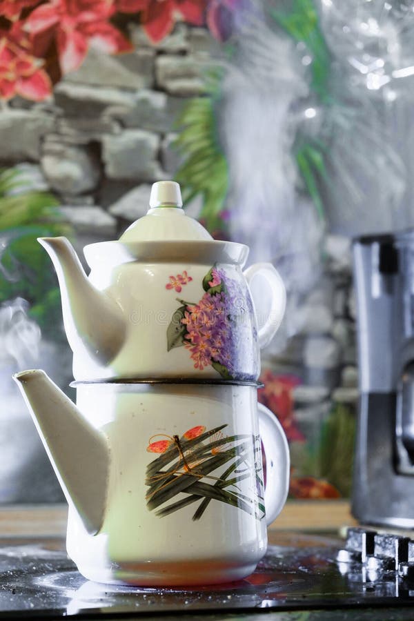Chaleira de chá turca imagem de stock. Imagem de parque - 110020307
