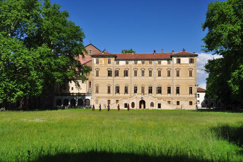 Chalet Cavour, Santena, Italia Imagen de archivo - Imagen de afuera ...