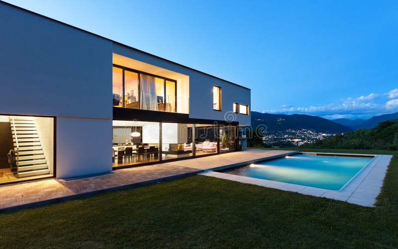 Chalet Moderno Con La Piscina Foto de archivo - Imagen de vacaciones ...