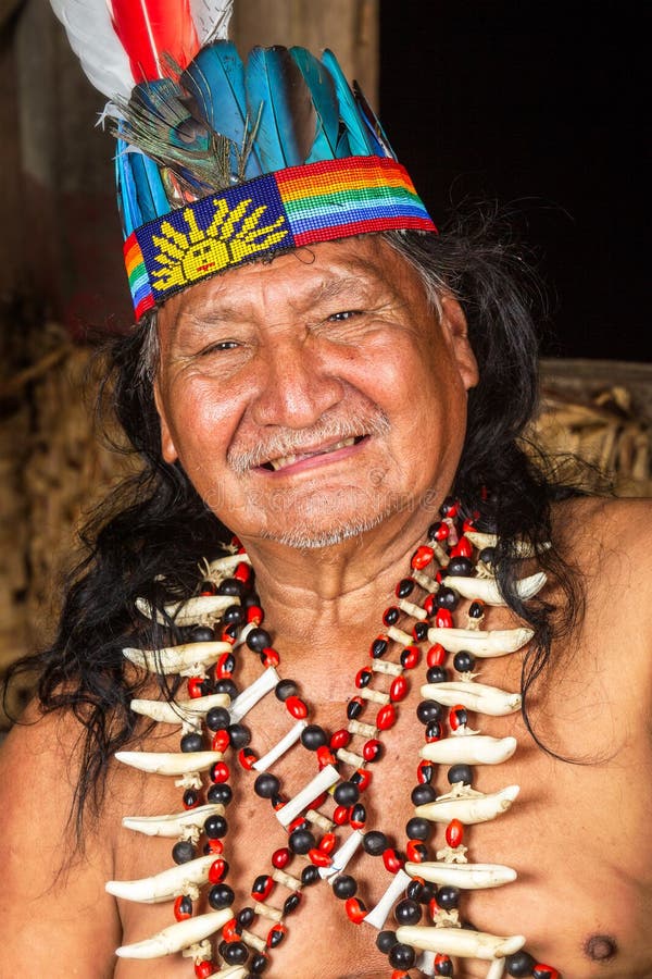 Chamán amazónico Portrait imagen de archivo. Imagen de oficina - 61154361