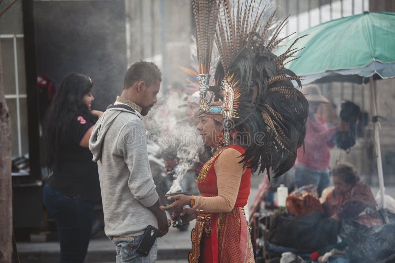 Chamán Azteca, Ciudad De México Imagen editorial - Imagen de plumas ...