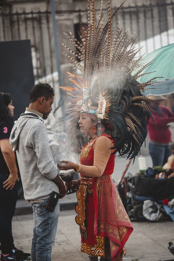 Chamán Azteca, Ciudad De México Imagen editorial - Imagen de plumas ...