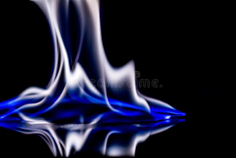 A Chama Do Fogo Azul Com Reflete Foto de Stock - Imagem de tiro ...