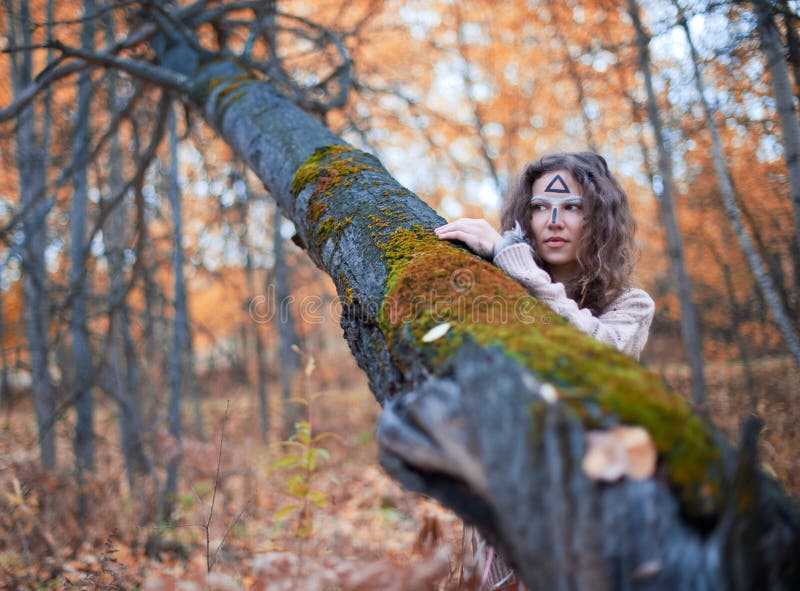 Chaman De Femme Au Lac D'automne Photo stock - Image du jaune ...