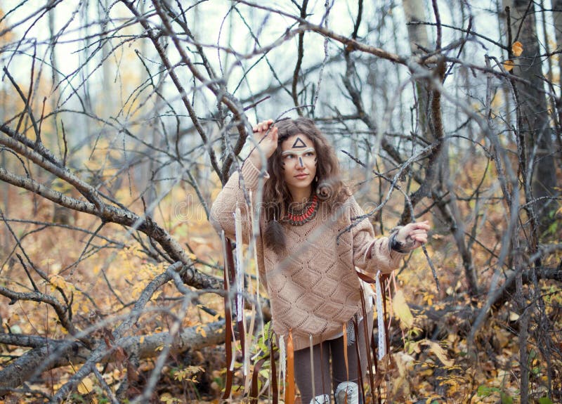 Chaman De Femme Au Lac D'automne Photo stock - Image du jaune ...