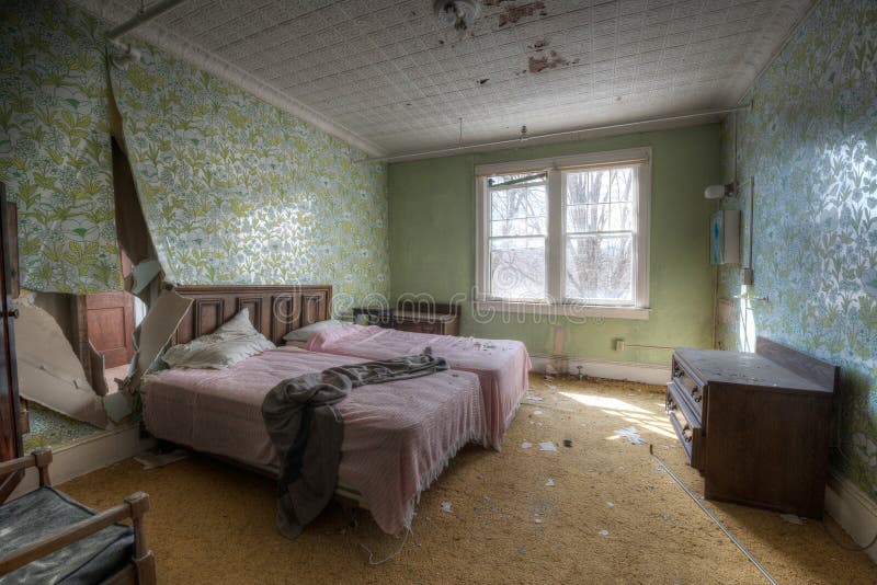 Chambre d'hôtel abandonnée photo stock. Image du grunge - 89394086
