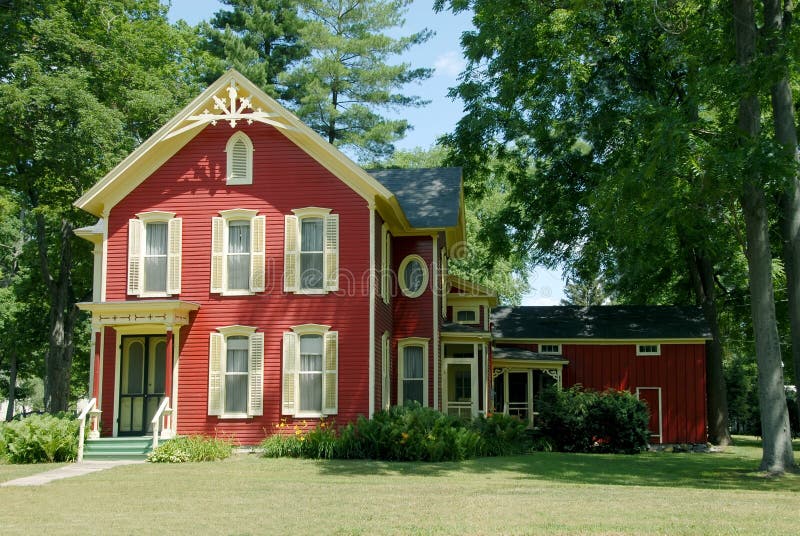 Chambre rouge de ferme image stock. Image du champs, construction - 980299