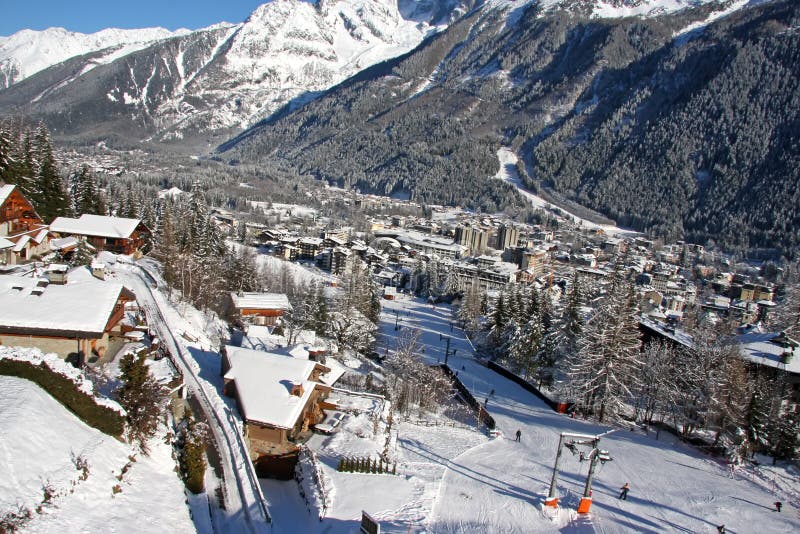 Chamonix en hiver photo stock. Image du neige, hiver, panoramique - 4111674