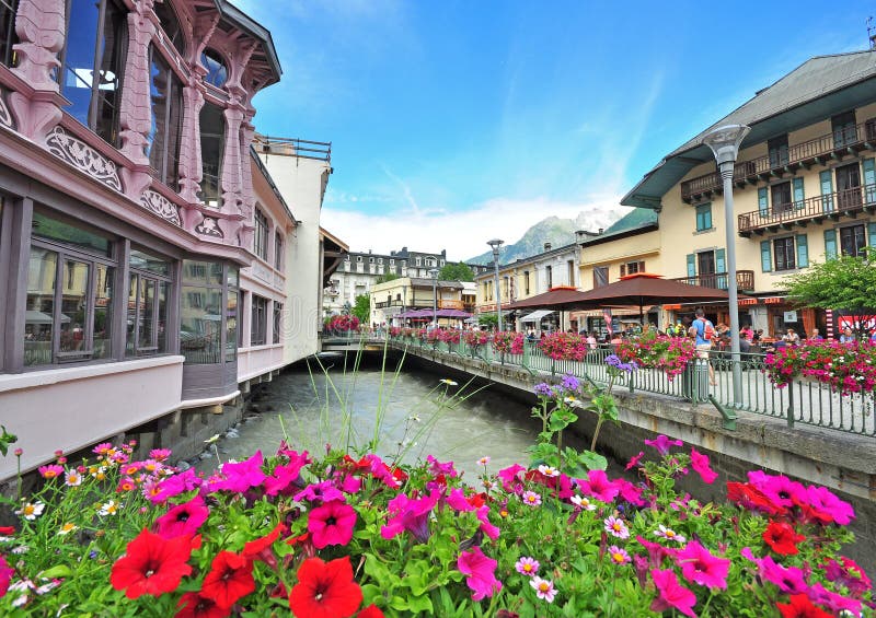 Chamonix in estate fotografia editoriale. Immagine di architettura ...