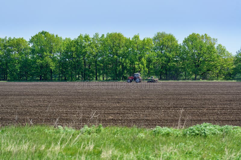 Paysage Agricole Avec Le Tracteur Photos Stock - Téléchargez 377 Photos ...