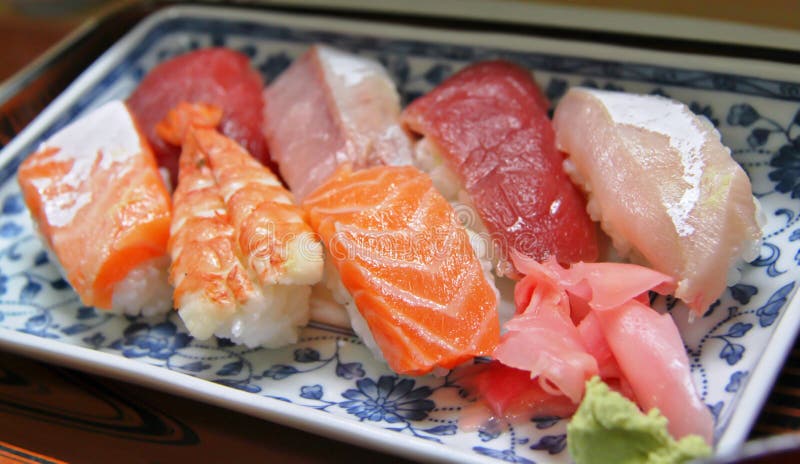 Assortiment De Sushi Platter Avec Maki Farci De Riz Et Davocat Thon
