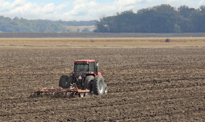 Labourage D'un Champ De Ferme Image stock - Image du infirmière ...