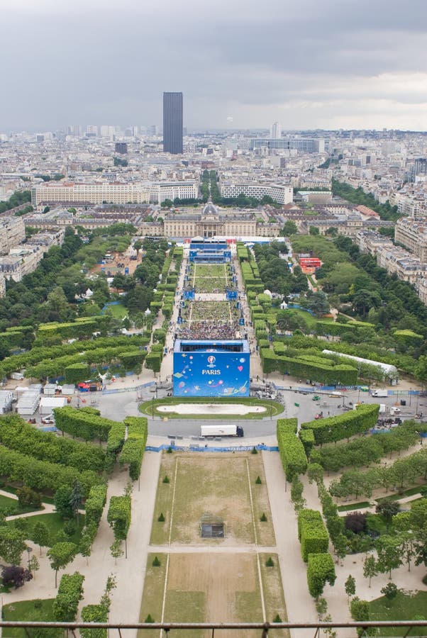 Champ de Mars in Paris editorial photography. Image of building - 73139772